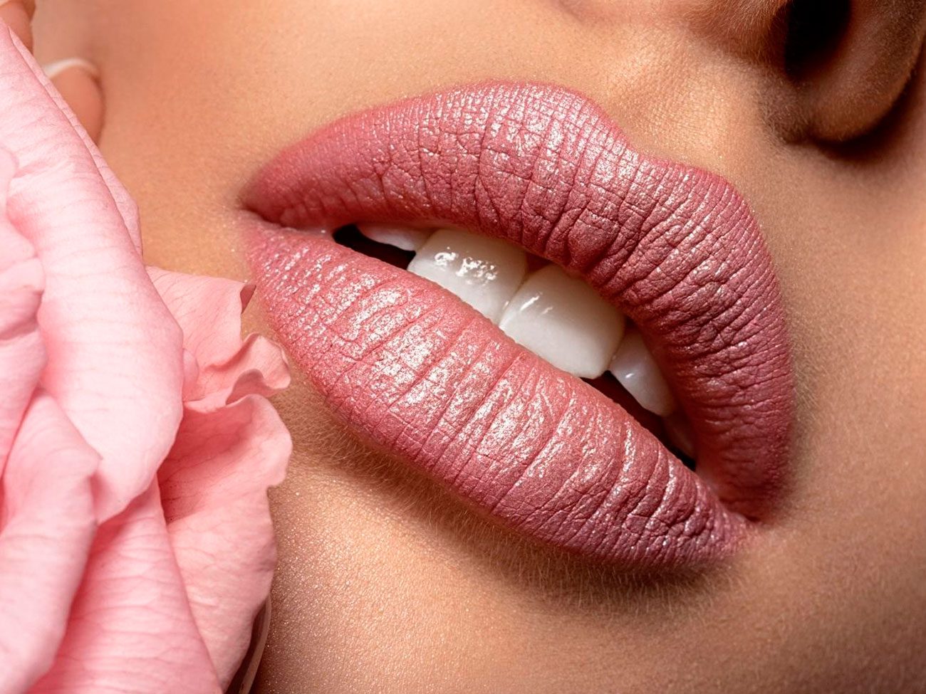 ¿QUÉ ES LA HIDRATACIÓN DE LABIOS Y QUÉ OTROS TRATAMIENTOS LOS EMBELLECEN?
